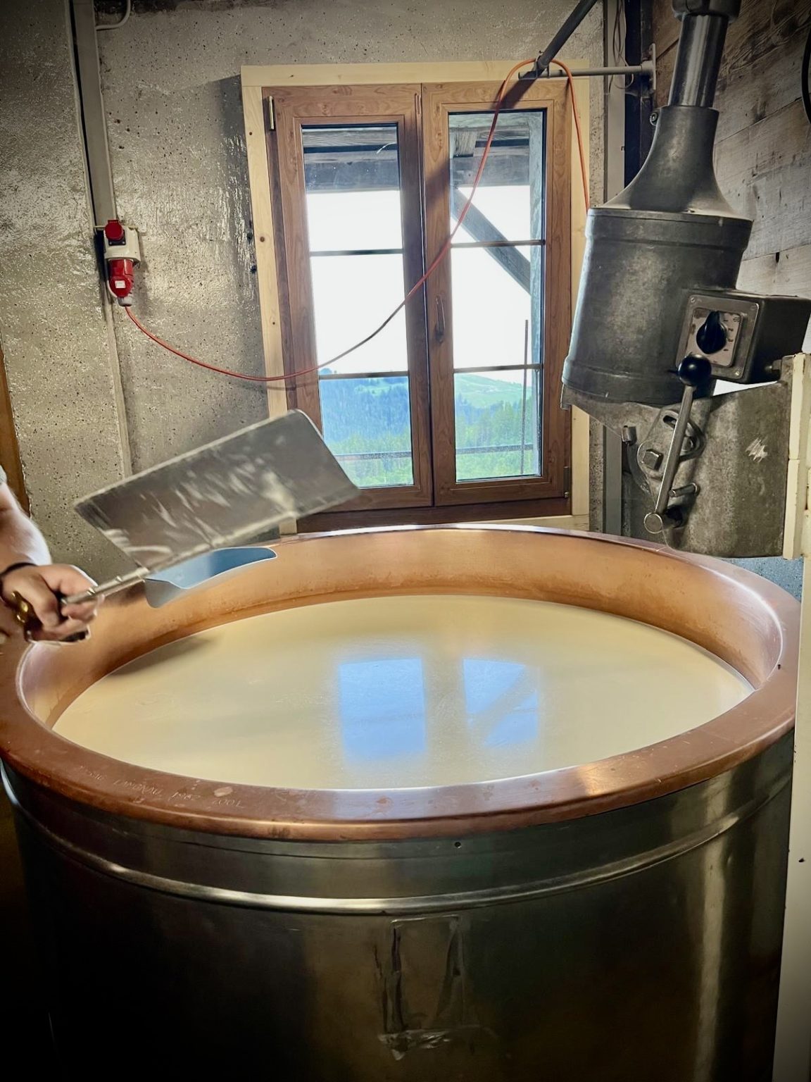 Fabrication du Gruyère AOP: tradition suisse et Gruyère d’alpage.